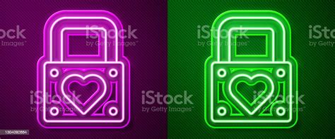 보라색과 녹색 배경에 고립 된 빛나는 네온 라인 잠금 및 심장 아이콘 잠긴 심장 사랑 기호 및 열쇠 구멍 기호 발렌타인 데이 기호 벡터 개념에 대한 스톡 벡터 아트 및 기타