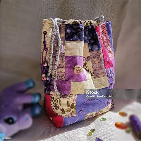 패치워크 아트 드로스트링 백 핸드메이드 텍스타일 디자인 지속 가능한 예술 유니콘 장난감 공예에 대한 스톡 사진 및 기타 이미지 Istock
