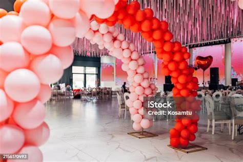 생일 결혼식 파티를 축하하기 위해 아름답게 장식 된 레스토랑 홀 풍선에 대한 스톡 사진 및 기타 이미지 풍선 아치 건축적