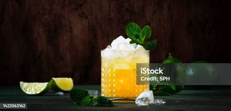 마이 타이 칵테일 화이트 럼 리큐어 설탕 시럽 라임 주스 민트 및 분쇄 된 얼음으로 상쾌한 음료 어두운 배경 바 도구 복사 공간 칵테일에 대한 스톡 사진 및 기타 이미지