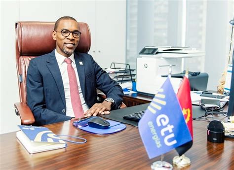 the ceo of etu energias edson dos santos receives a special
