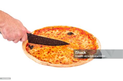 남자의 손은 부엌 칼 각도 보기로 피자를 잘라 모짜렐라 보콘치니 바질 잎 피자 마게리타를 곁들인 피자 흰색 배경에 고립 레스토랑에 대한 스톡 사진 및 기타 이미지 Istock