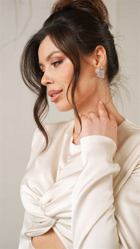 Жіночий одяг Сукні Костюми Жакети Сорочки Боді Спідниці Сукня в неймовірно ніжному