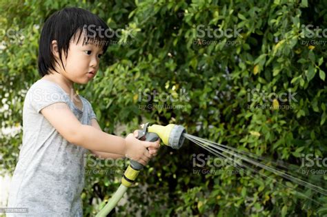 뒤뜰에서 정원 호스와 함께 물을 연주 3 살 아시아 아이의 재미있는 순간 2 3 살에 대한 스톡 사진 및 기타 이미지 2 3