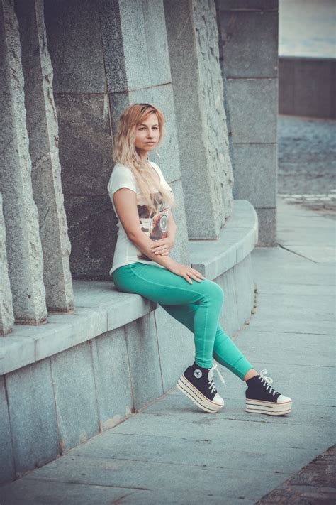 무료 이미지 아름다움 녹색 좌석 금발 피부 헤어 스타일 신발류 청바지 담홍색 유행 벽 거리 패션 시원한 사진술 인간의 다리 긴 머리 구두