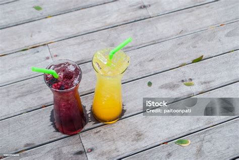 나무 테라스에 짚 녹색 색상 키 큰 유리에서 마시는 주스 믹스 베리 망고 열정 과일 감귤류 과일에 대한 스톡 사진 및 기타 이미지 감귤류 과일 계절 과일 Istock