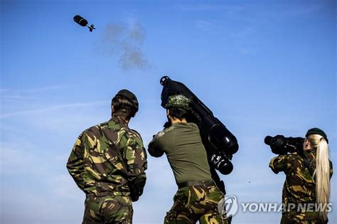 드론 대응 훈련하는 네덜란드 군인 연합뉴스