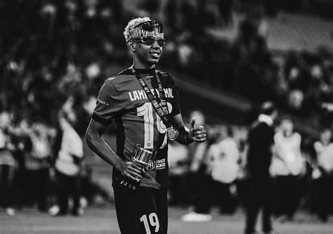 Lamine Yamal Desenho De Olho De Dragão Foto Branca Fotografia De