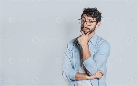 Hombre Preguntándose Con Mano En Barbilla En Aislado Antecedentes Con