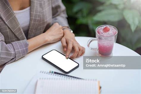 모의 스마트 폰 빈 흰색 화면을 사용하여 사업가 서류는 카페에 테이블을 배치했다 공란에 대한 스톡 사진 및 기타 이미지 공란 금융 노트북 Istock