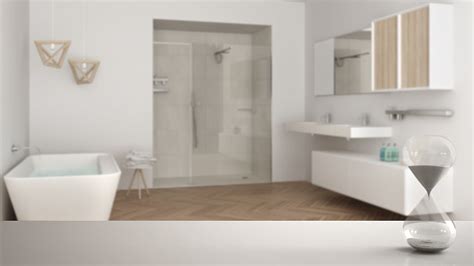 화이트 테이블 또는 크리스탈 모래 시계 선반 공간 배경 복사 흐리게 현대적인 욕실 욕조와 샤워 건축 인테리어 디자인 이상의 통과 시간을 측정 샤워시설에 대한 스톡 사진 및