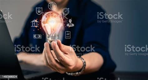 전구를 들고 있는 사업가의 손 금융 및 은행 글로벌 인터넷 연결 기술 개발에 대한 스톡 사진 및 기타 이미지 개발 금융 기민 Istock