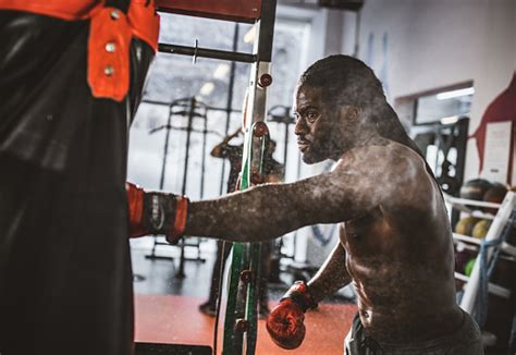 아프리카계 미국인 운동 남자는 체육관에서 권투 가방을 펀칭 남자에 대한 스톡 사진 및 기타 이미지 남자 샌드백 건강한 생활방식 Istock