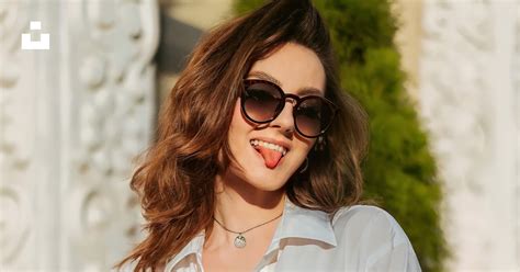 선글라스를 쓴 여자 사진 Unsplash의 무료 셔츠 이미지