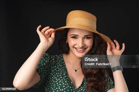 검은 배경에 대한 포즈를 취하는 밀짚 모자를 가진 아름다운 젊은 여성 가리기에 대한 스톡 사진 및 기타 이미지 가리기 검은