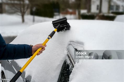 스노우 스톰 후 겨울에 눈에서 차를 청소하는 남자 안전 운전 개념 가리기에 대한 스톡 사진 및 기타 이미지 가리기 개념 개념과 주제 Istock