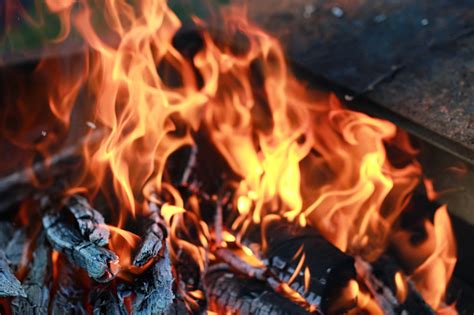 Bara Api Dan Api Foto Stok Unduh Gambar Sekarang Abu Alam Api