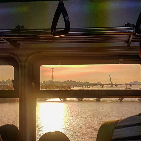 정갬성😷 Trên Instagram “2호선 라인 중 가장 예쁜 곳 지하철 안 사람들 사이에서 몰래 찍은 휴대폰 사진 복잡한 서울에서 느낄 수 있는 힐링뷰🧡 2호선