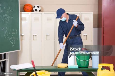 학교 탈의실에서 선임 성인 관리인이 바닥을 걸레질합니다 건물 관리 서비스에 대한 스톡 사진 및 기타 이미지 건물 관리 서비스 라커룸 축구공 Istock