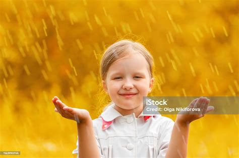 비가 내리는 가을 공원에 서있는 귀여운 매력적인 어린 소녀의 초상화 아이는 손을 뻗어 손바닥에 방울을 모으더니 흐린 배경 10월에 대한 스톡 사진 및 기타 이미지 Istock