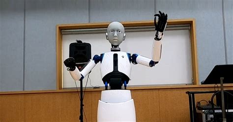 지휘봉 잡은 안드로이드로봇의 계산과 인간의 감각 뭉쳤다