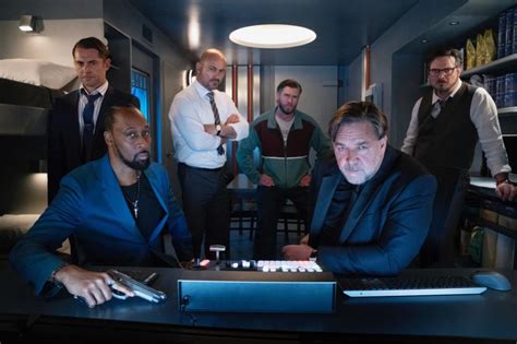 익스트림무비 러셀 크로우 리암 헴스워스 보도스틸 12종 공개