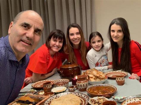 ПЪРВО В ПИК Цветан Цветанов с четири жени на Бъдни вечер СНИМКИ Информационна агенция ПИК