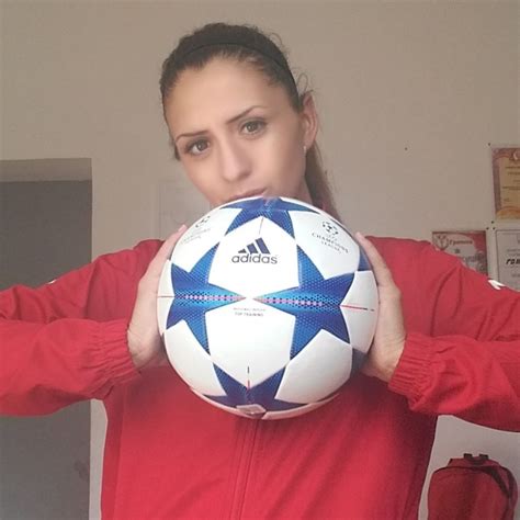 Грандиозен секс скандал Областен шеф на БФС натиска млада съдийка шокиращи снимки