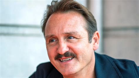 Badehotellet Stjernen Er Helt Besat Lars Ranthe Sidder Klistret Til