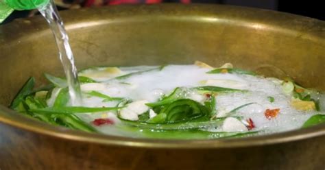 Кисели краставички с газирано сипвам го направо от бутилката Стават сочни хрупкави и много