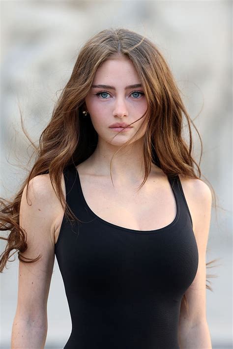 Leni Klum Elege Look All Black Para Marcar Presença Em Desfile Na