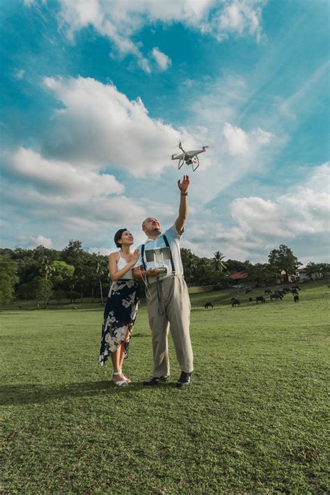 무료 이미지 People In Nature 하늘 구름 목초지 잔디 나무 장난 사진술 행복 여름 의식 혼례 드레스 휴가 경치 식물 Stock