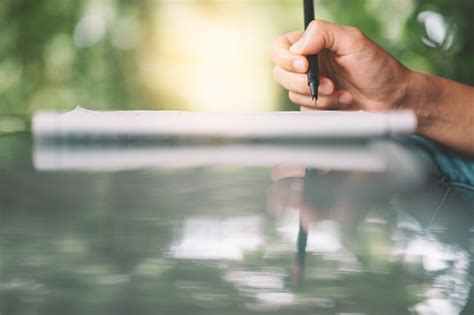 자연 녹색 보케 태양 빛 추상적 인 배경과 커피 숍에서 종이에 펜 쓰기를 사용하여 여성 손 경영자에 대한 스톡 사진 및 기타 이미지 Istock