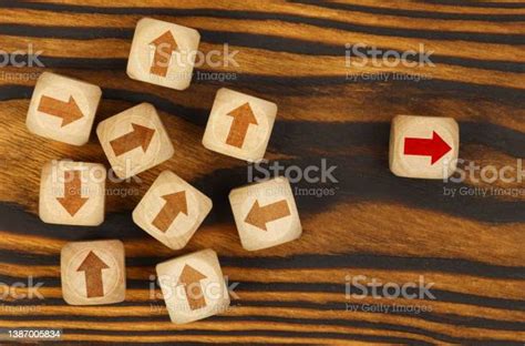 갈색 배경에서 화살표가 있는 큐브 측면에 빨간색 화살표가 있는 큐브 Revolution에 대한 스톡 사진 및 기타 이미지