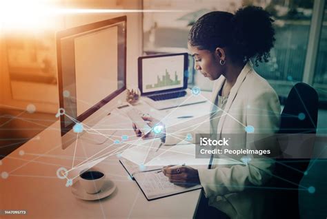 네트워킹 디지털 변환 및 연구 혁신 및 기술 초록을 위해 책상에서 컴퓨터 쓰기를 하는 여성과 함께 데이터 과학 Iot 및 사무실에 직원이 있는 웹 사이트 디지털 전환에 대한