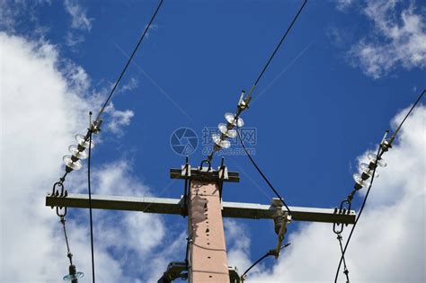 电线杆上的输电线路高清图片下载 正版图片506030287 摄图网