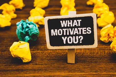 텍스트 기호 보여주는 무슨 동기를 질문입니다 개념 사진 열정 드라이브 인센티브 꿈을 열망 칠판 편지 나무 바닥 흐린 노란색 종이 덩어리 녹색 Lob와 개념에 대한 스톡 사진