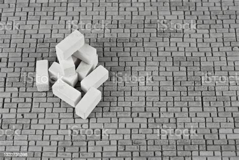 더미에 회색 콘크리트 벽돌 벽돌 질감이 닫힙습니다 블록은 벽돌 포장에 쌓여 있습니다 벽돌 근처의 공간과 여유 공간을 복사합니다 0명에 대한 스톡 사진 및 기타 이미지