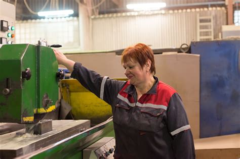 여자는 연 삭 기계에서 작동합니다 금속 부품의 마무리의 단계 공장 산업 건물에 대한 스톡 사진 및 기타 이미지 공장 산업 건물 육체 노동자 일함 Istock