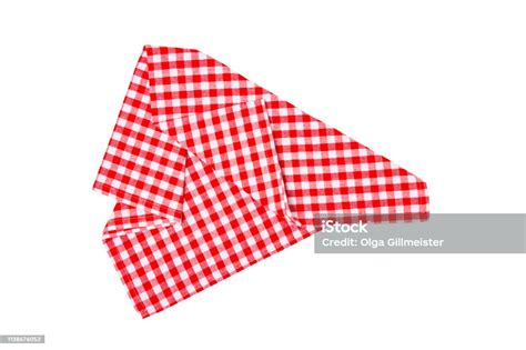 흰색 배경에 고립 된 빨간색과 흰색 체크 무늬 냅킨 또는 식탁보의 근접 촬영 주방 액세서리 식탁보에 대한 스톡 사진 및 기타 이미지 Istock