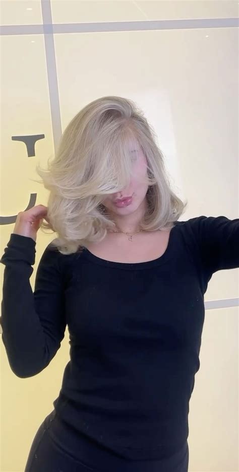 29 Versatile Layered Haircuts That Go Beyond Creamy Blonde Medium
