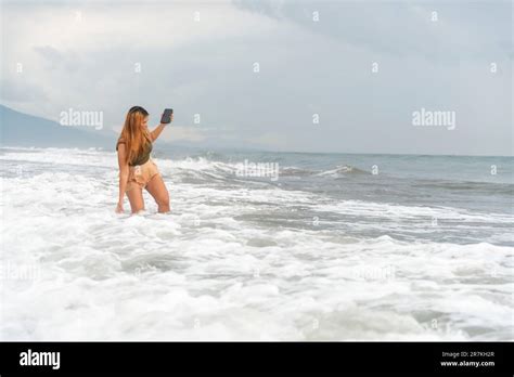 Halten Sie Ihr Handy Für Selfies An Einem Strand In Der Nähe Von