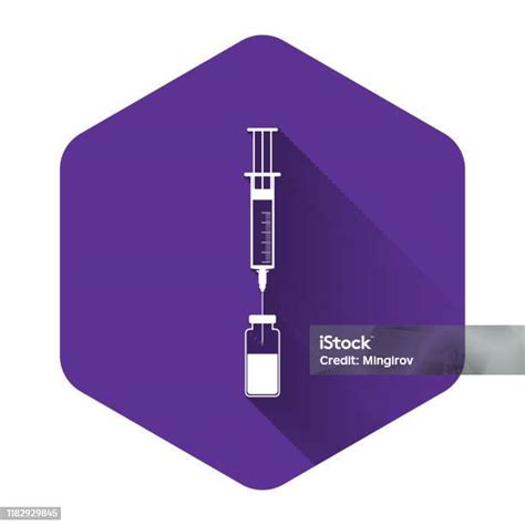긴 그림자로 분리 된 바늘과 바이알 또는 앰플 아이콘이있는 흰색 의료 주사기 예방 접종 주사 백신 인슐린 개념 보라색 육각 버튼 벡터 일러스트레이션 0명에 대한 스톡 벡터