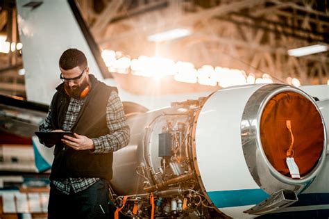 비행기 제트 엔진을 수리하고 유지 관리하는 동안 디지털 태블릿을 들고 격납고의 항공기 엔지니어 엔지니어에 대한 스톡 사진 및 기타 이미지 Istock