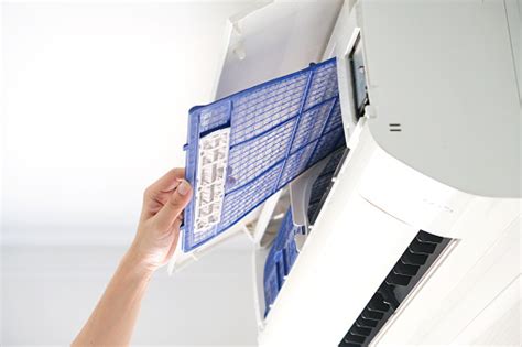 방에서 남성 수리 에어컨 그는 공기 기술자 정비사 엔지니어입니다 유지 보수 에어컨 자신 공기조화에 대한 스톡 사진 및 기타