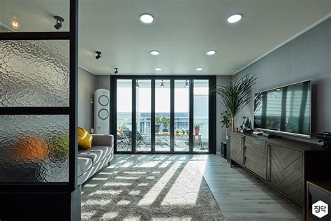 거실그레이모던다운라이트조명러그강마루tv선반스팟조명소파폴딩도어파티션아쿠아유리 인테리어 거실 확장 거실