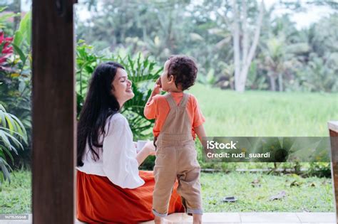집에서 테라스에 아들과 함께 앉아 있는 아시아 젊은 여성 서 있기에 대한 스톡 사진 및 기타 이미지 서 있기 앉음 앞뜰
