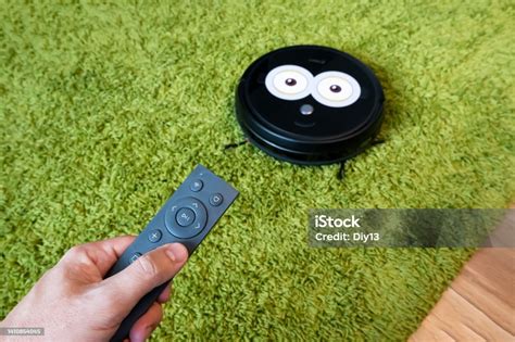 아파트에서 전자 장치의 원격 제어 집에서 스마트 전자 장치를 제어하는 개념 사물 인터넷 인간은 로봇을 조종한다 그의 손에 원격 제어 가정 생활에 대한 스톡 사진 및 기타