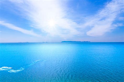 푸른 하늘을 배경으로 부드러운 햇살 모래 해변 반짝이는 바닷물이 있는 여름에는 자연 바다 바닷물의 공중 전망 경관에 대한 스톡 사진 및 기타 이미지 Istock