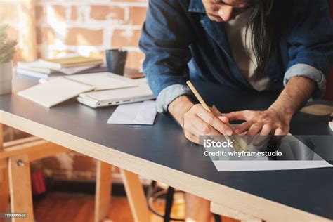 젊은 스마트 아시아 크리에이 티브 디자이너 도구 노트북 및 고정 물건 로프트 인테리어 스튜디오에서 새 프로젝트를 시작 합니다 공예에 대한 스톡 사진 및 기타 이미지 Istock